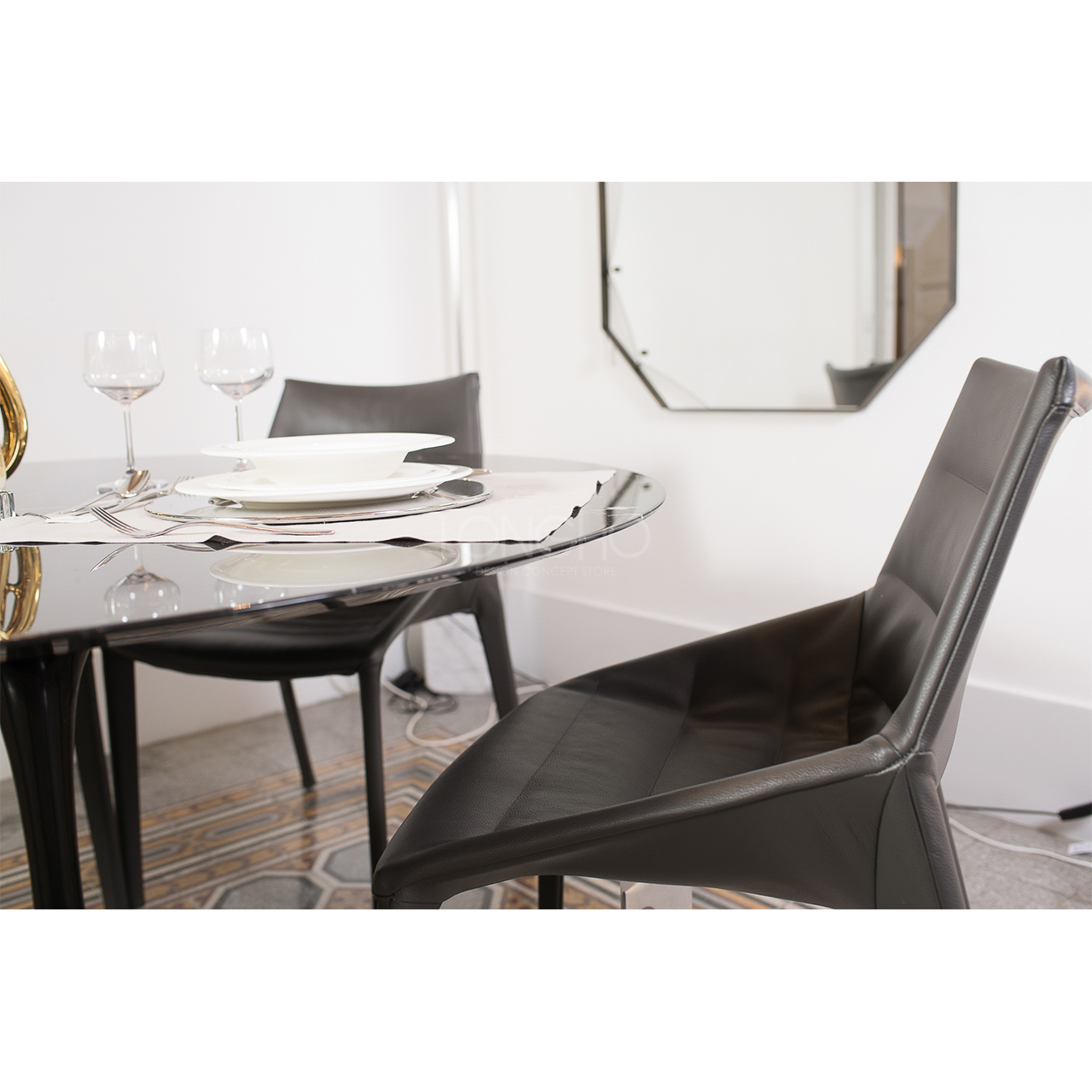 Molteni - Sedia Outline pelle L - LONGHO | Design Concept Store